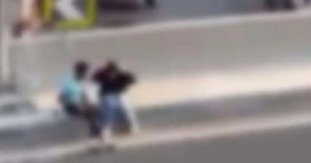 بالفيديو شاب وفتاة يمارسان فعلاً فاضحاً على جسر أمام المارة وهذا